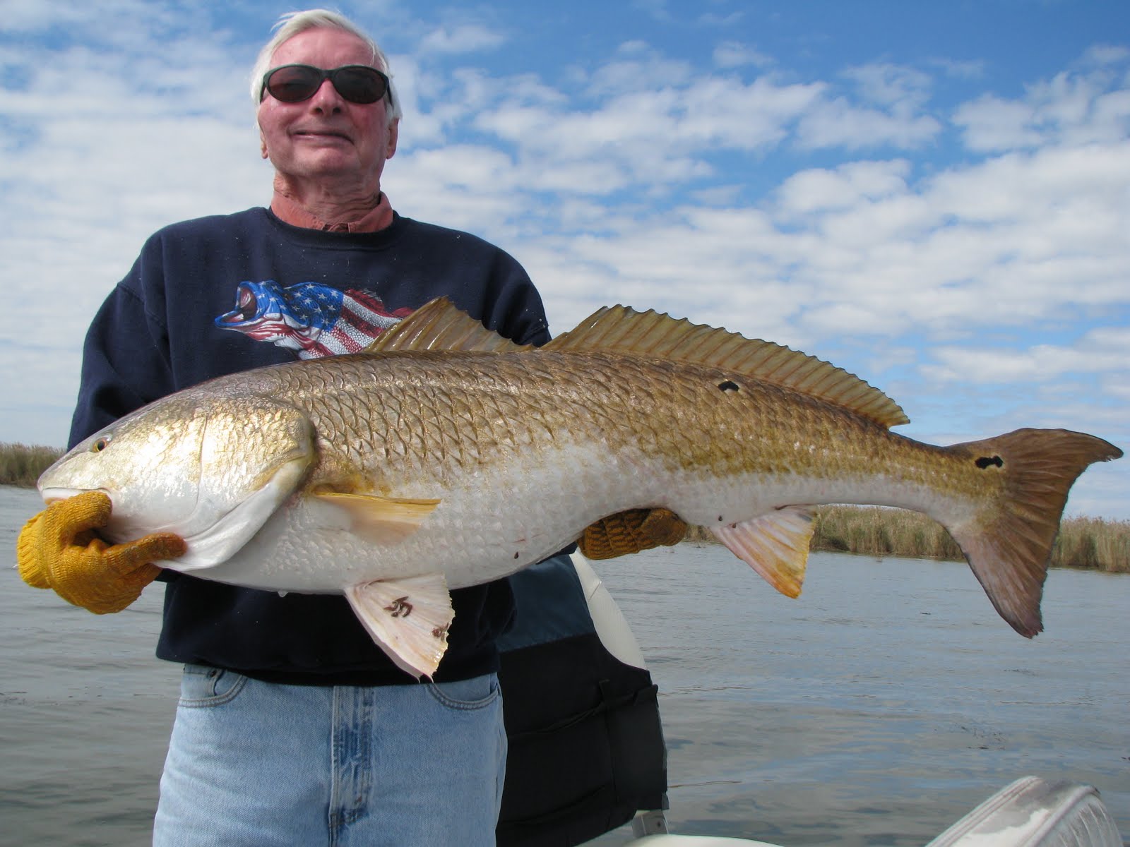 THE FISHING NEWS: MONSTER BULL REDFISH ACTION