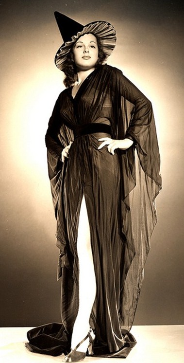 A Nostalgic Halloween: Gorgeous Pin Up Witch - Lucia Carroll