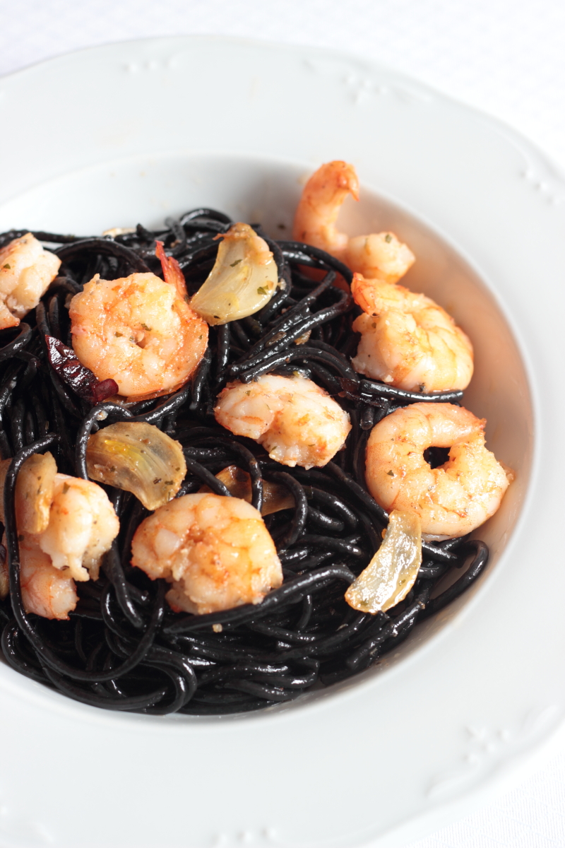Spaghetti al nero di sepia con gambas