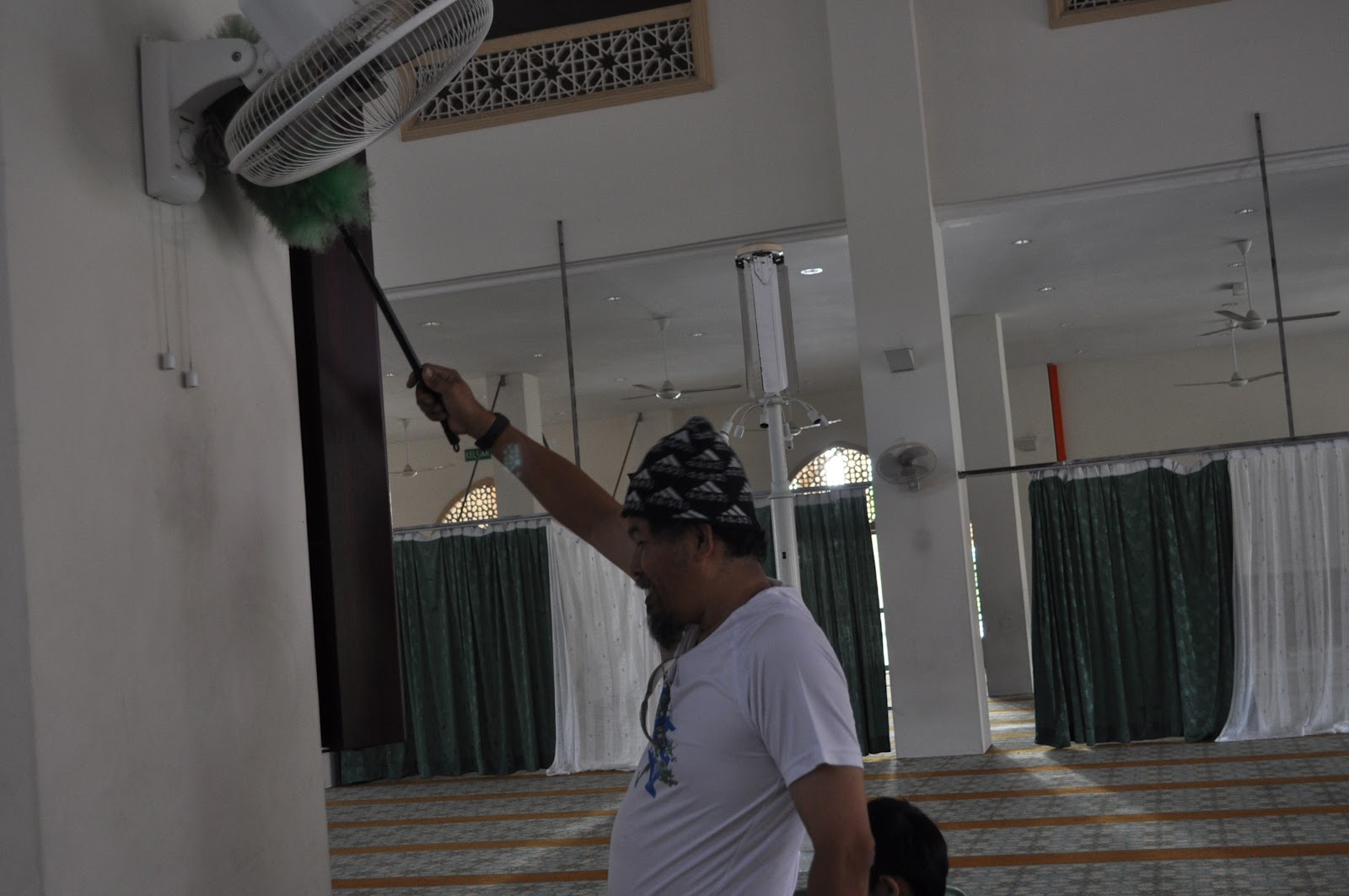 MASJID KUARTERS KLIA, NILAI: GOTONG ROYONG MEMBERSIHKAN MASJID MASJID KUARTERS KLIA, NILAI: GOTONG ROYONG MEMBERSIHKAN MASJID