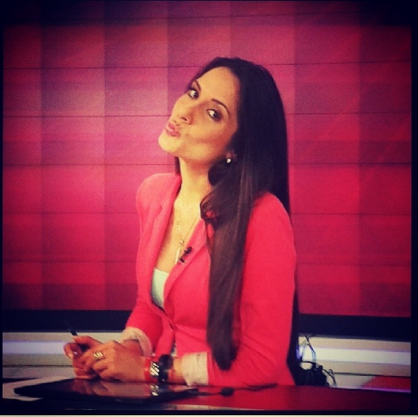 Querrás ser el teleprompter de Daniela Rivas la periodista más sexy de ...