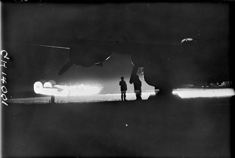 Airplanes in the skies + FAF history: Leigh Light