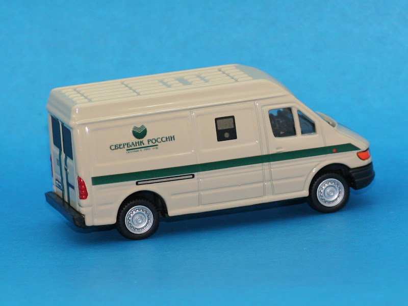 Incredible Mini Garage: Mercedes Benz Sprinter W901 1998 Cararama 1/72