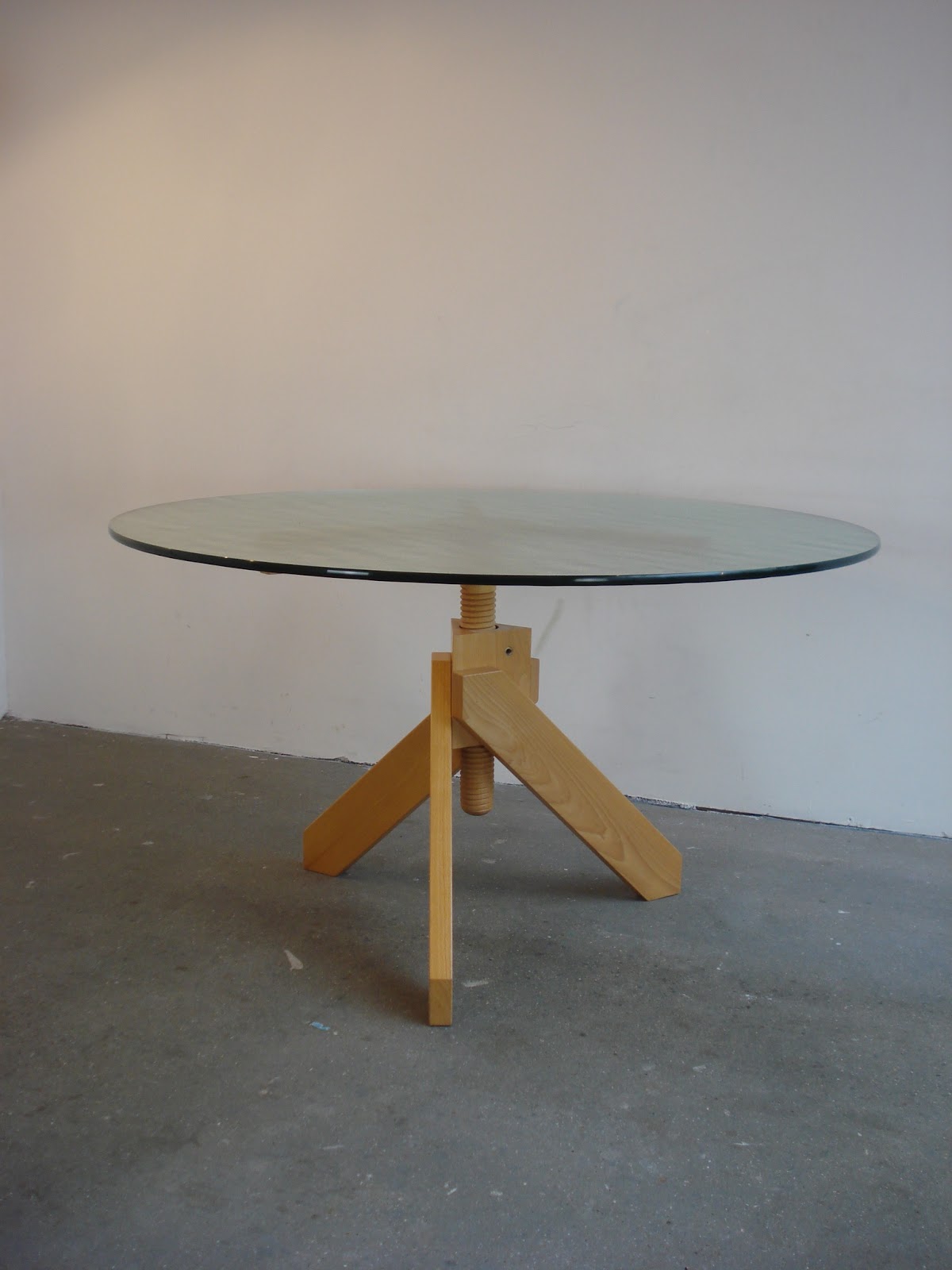 Tolve* {* Art & Design}: Vidun table design Vico Magistretti for De Padova