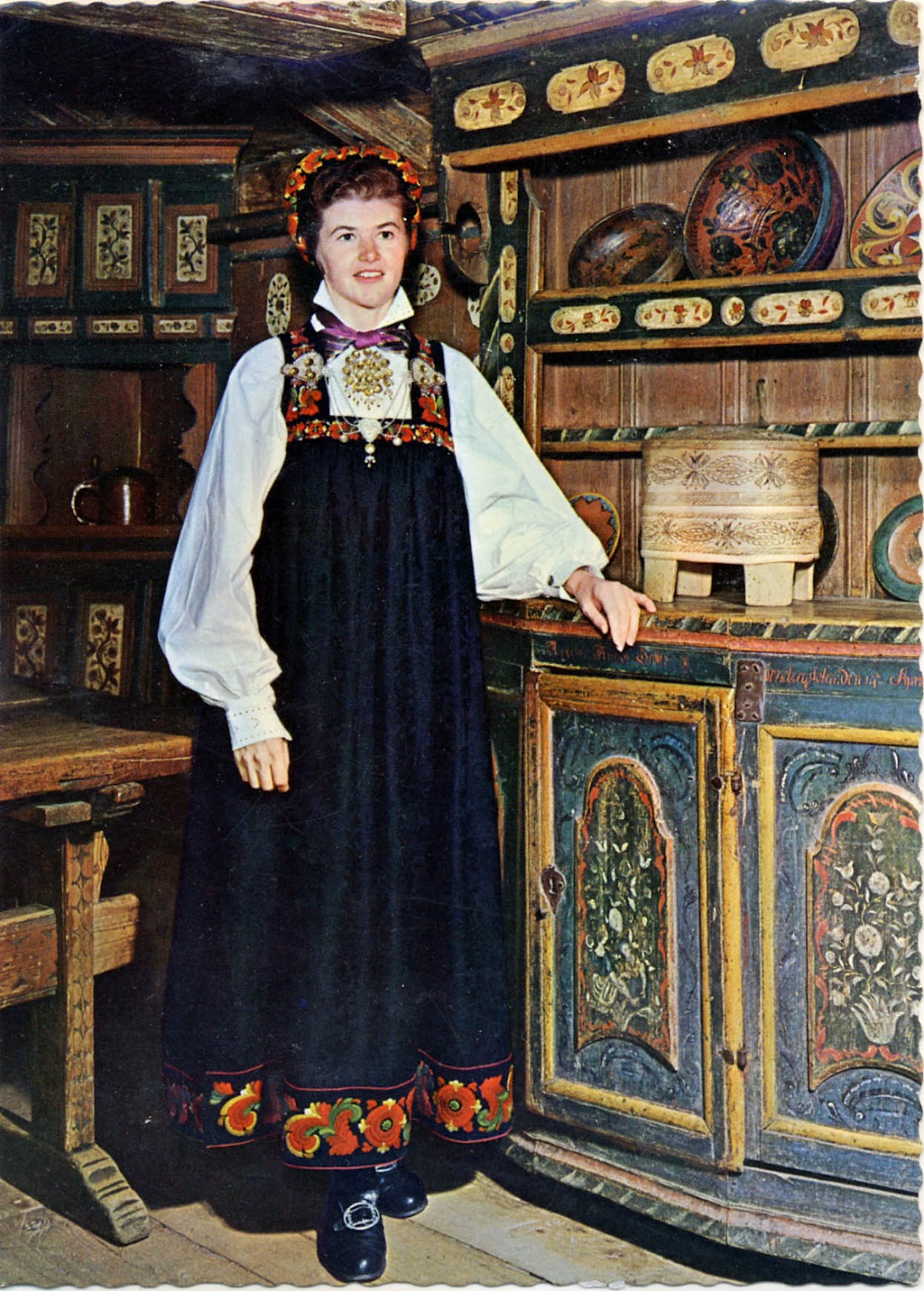 FolkCostume&Embroidery: Bunad and Rosemaling embroidery of Hallingdal ...