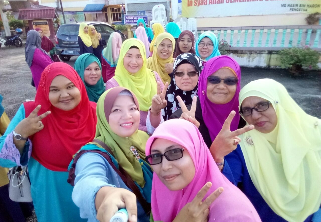 Tema colour blocking untuk hari guru 2018