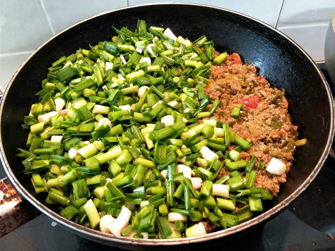 COOKING AND RECIPES: MUTTON KEEMA IN GARLIC GREEN (Lasun Sag)