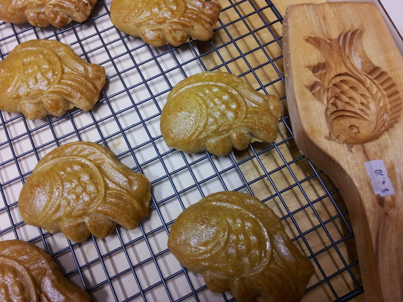 Pat's Kitchen Journal: Fish Doll mooncake (plain)