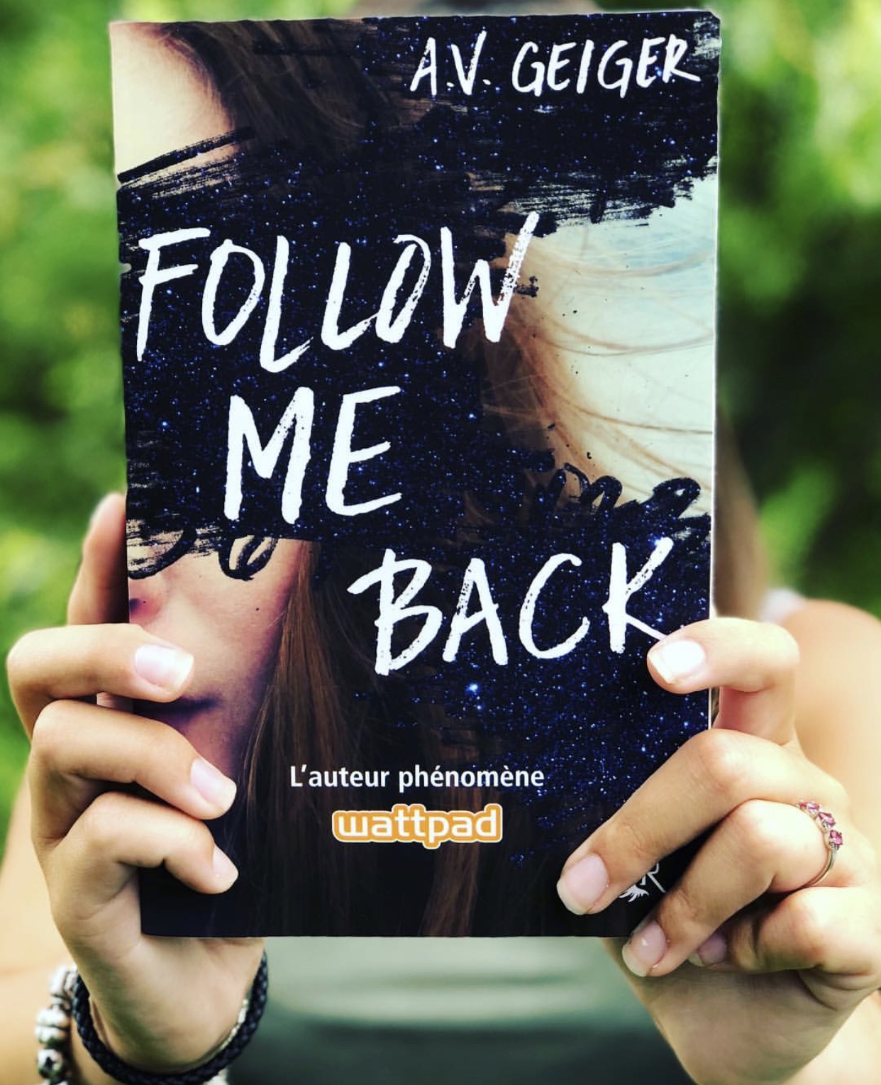 La Bibliothèque d'Elé: Follow me back, A.V GEIGER.