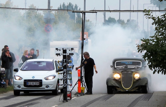 CO2 E - RACE/CO2 GREEN DRIVE: DRAG RACE BETWEEN ELECTRIC & GASOLINE CARS