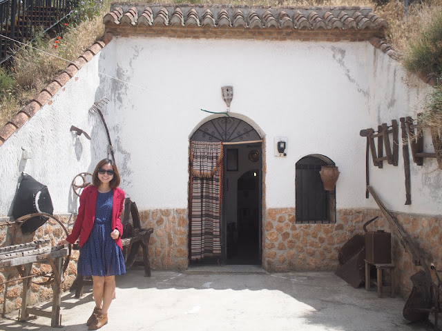 CAVE HOUSES IN SPAIN? A DAY IN GRANADA - Jiahui Muses