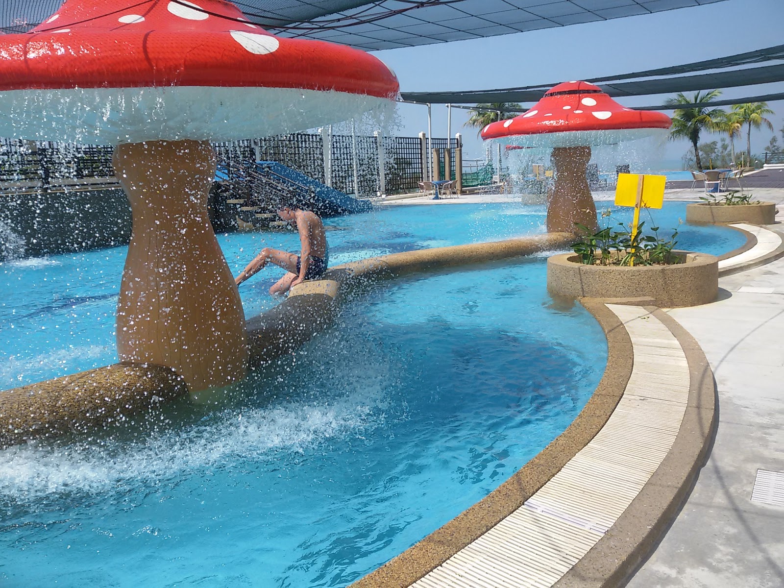 MANDI KOLAM DI THE GURNEY RESORT HOTEL & RESIDENCES , PENANG