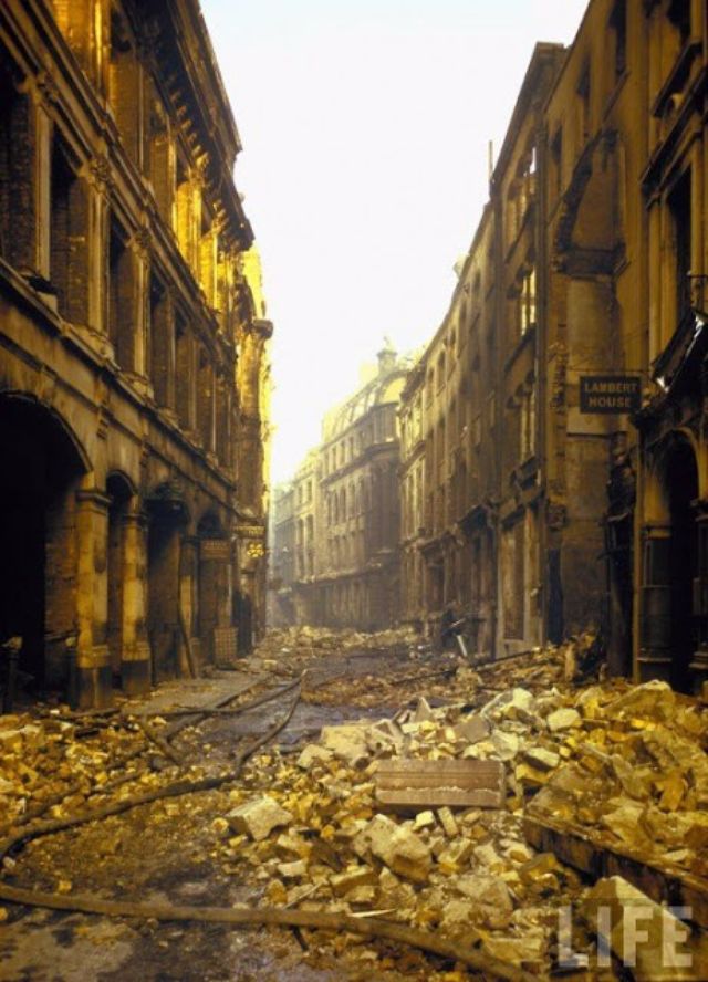 12 Amazing Color Photographs Captured London After Air Raid Attack ...