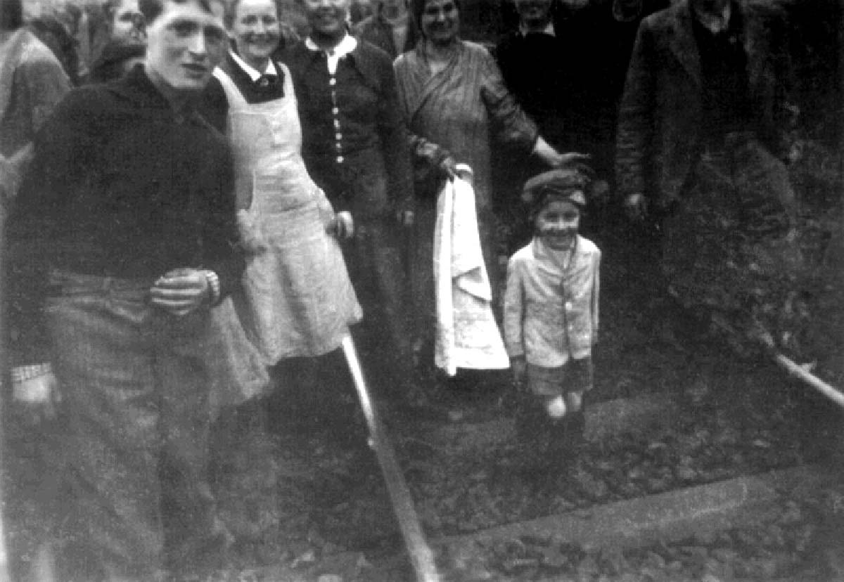 20 Historical Photos of Jewish Prisoners Rescued From the “Death Train ...