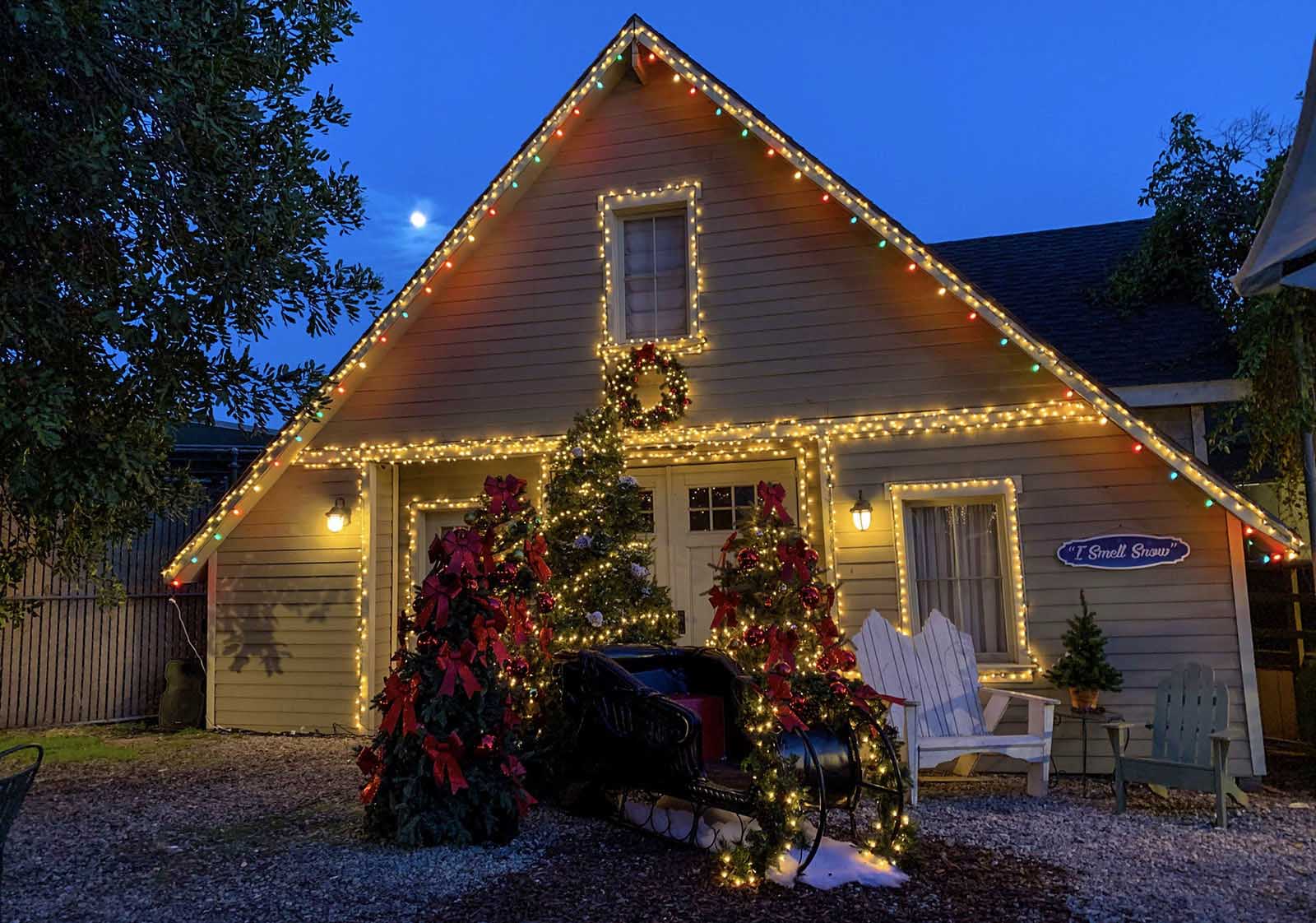 Spend Christmas in "Stars Hollow" from "Gilmore Girls" - #IHeartHollywood