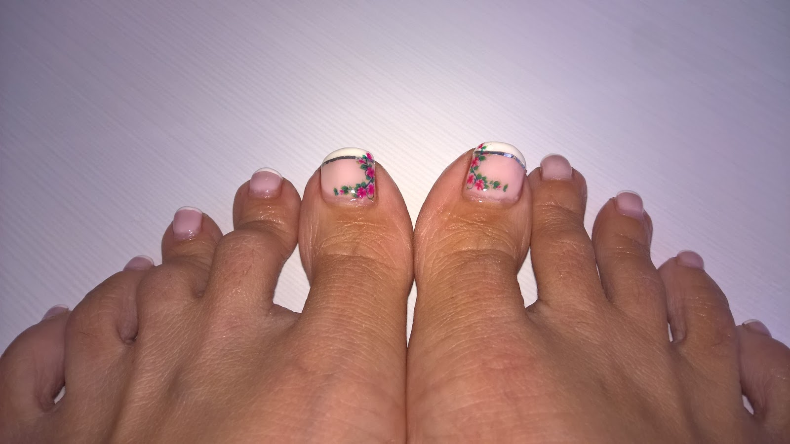 Kolorowe paznokcie: French na stopach