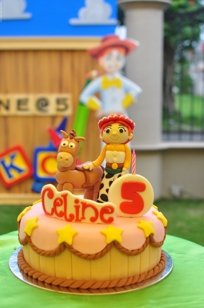 emily bakes cakes: Celine's Jessie and Bullseye Birthday Cake