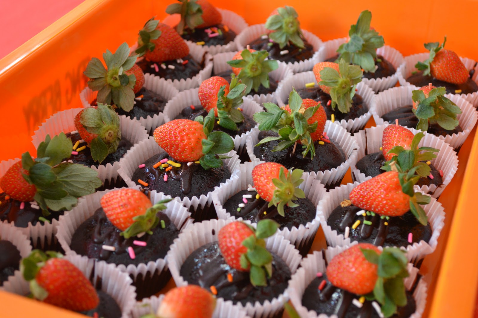 Zanima Homemade Cakes : Kek Perkahwinan Tema Strawberry untuk Pasangan ...