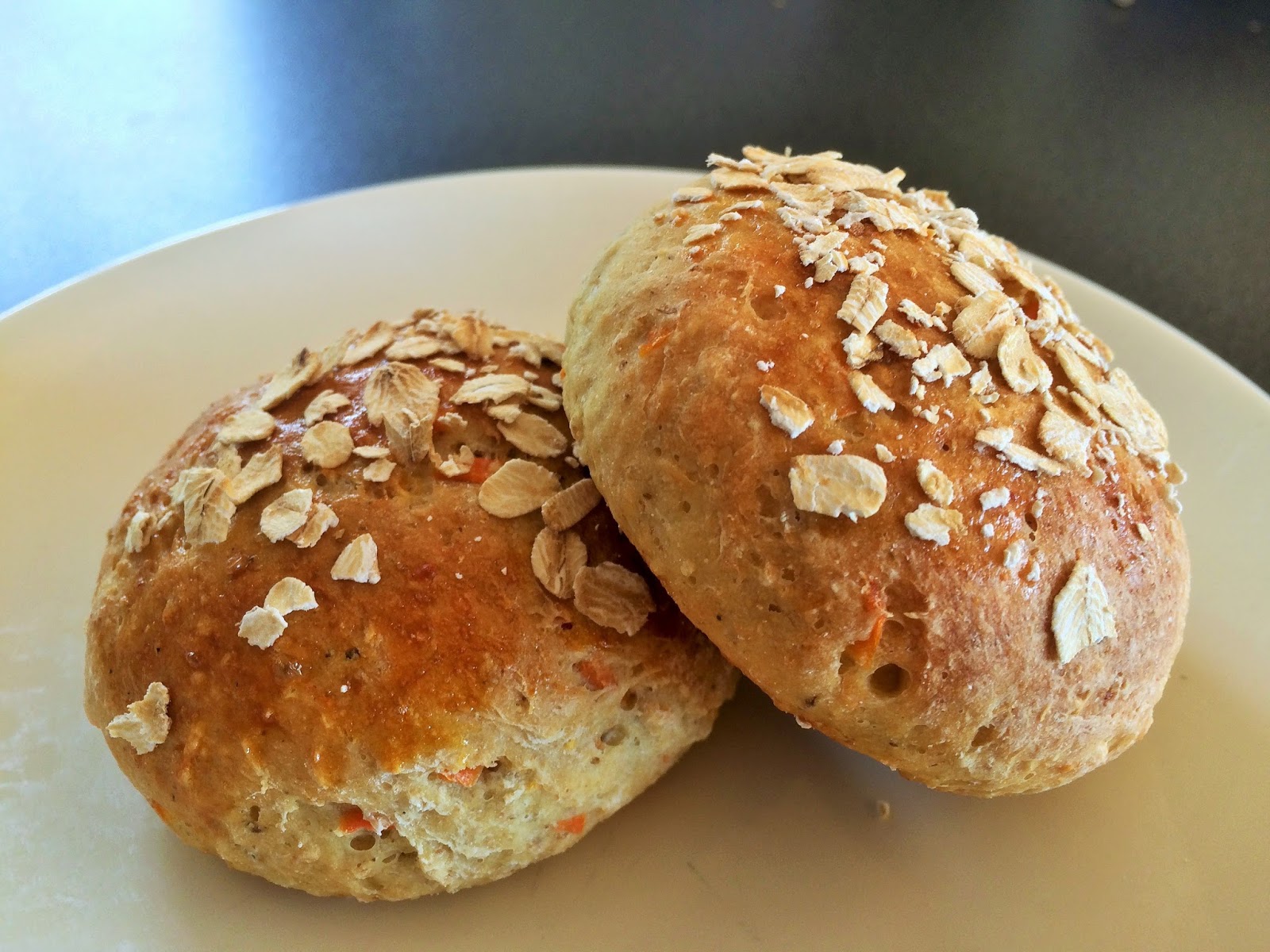 Breidablikkfruen: Glutenfrie rundstykker med gulrot og kesam