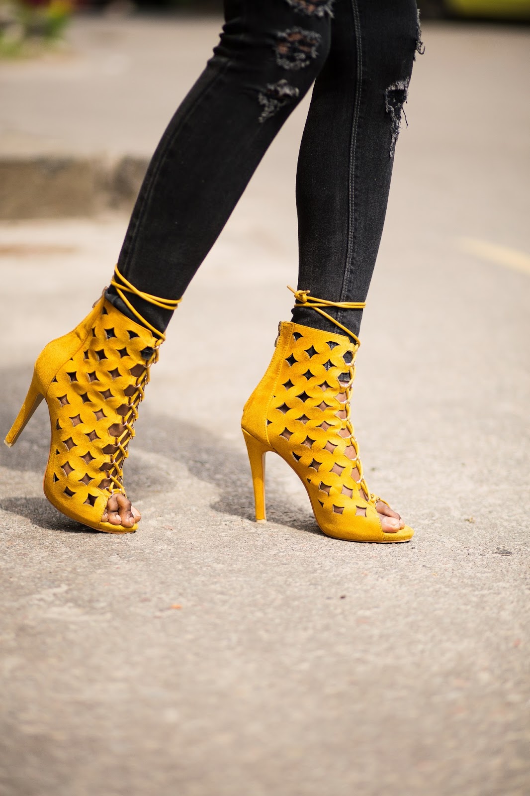 YELLOW LACE UP CYAN SANDALS WITH BINDINGS | MÉLÒDÝ JACÒB