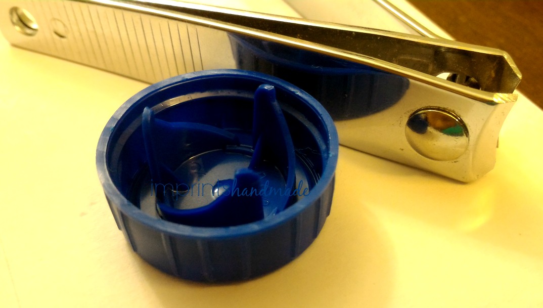 imprints handmade: Simple spinning top with bottle caps DIY