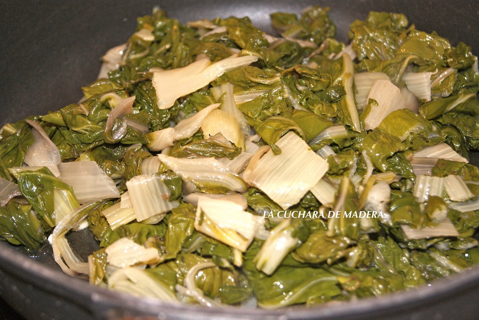 LA CUCHARA DE MADERA: PENCAS DE ACELGAS RELLENAS