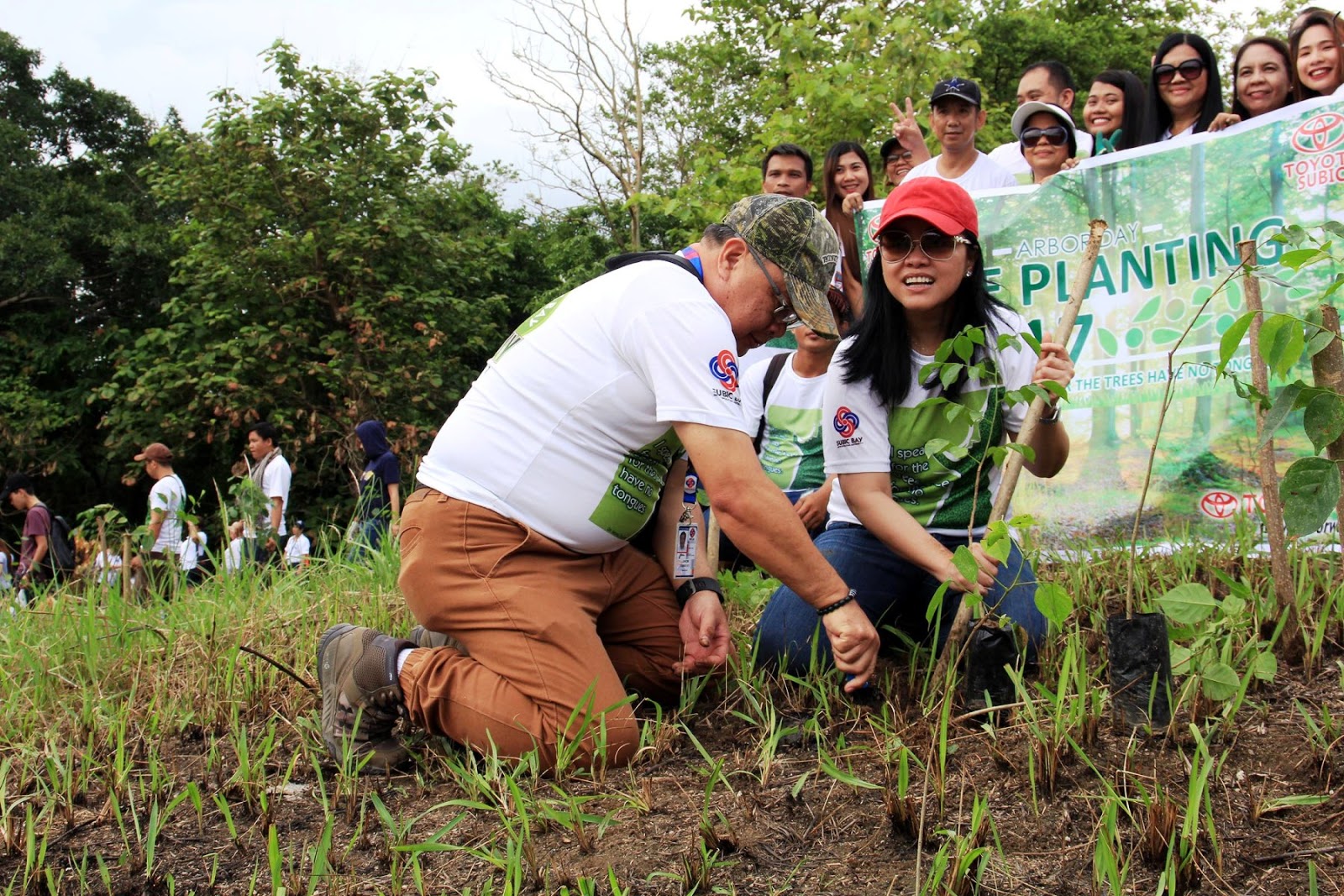 Subic volunteers plant 5,000 trees on Arbor Day | SubicNewsLink