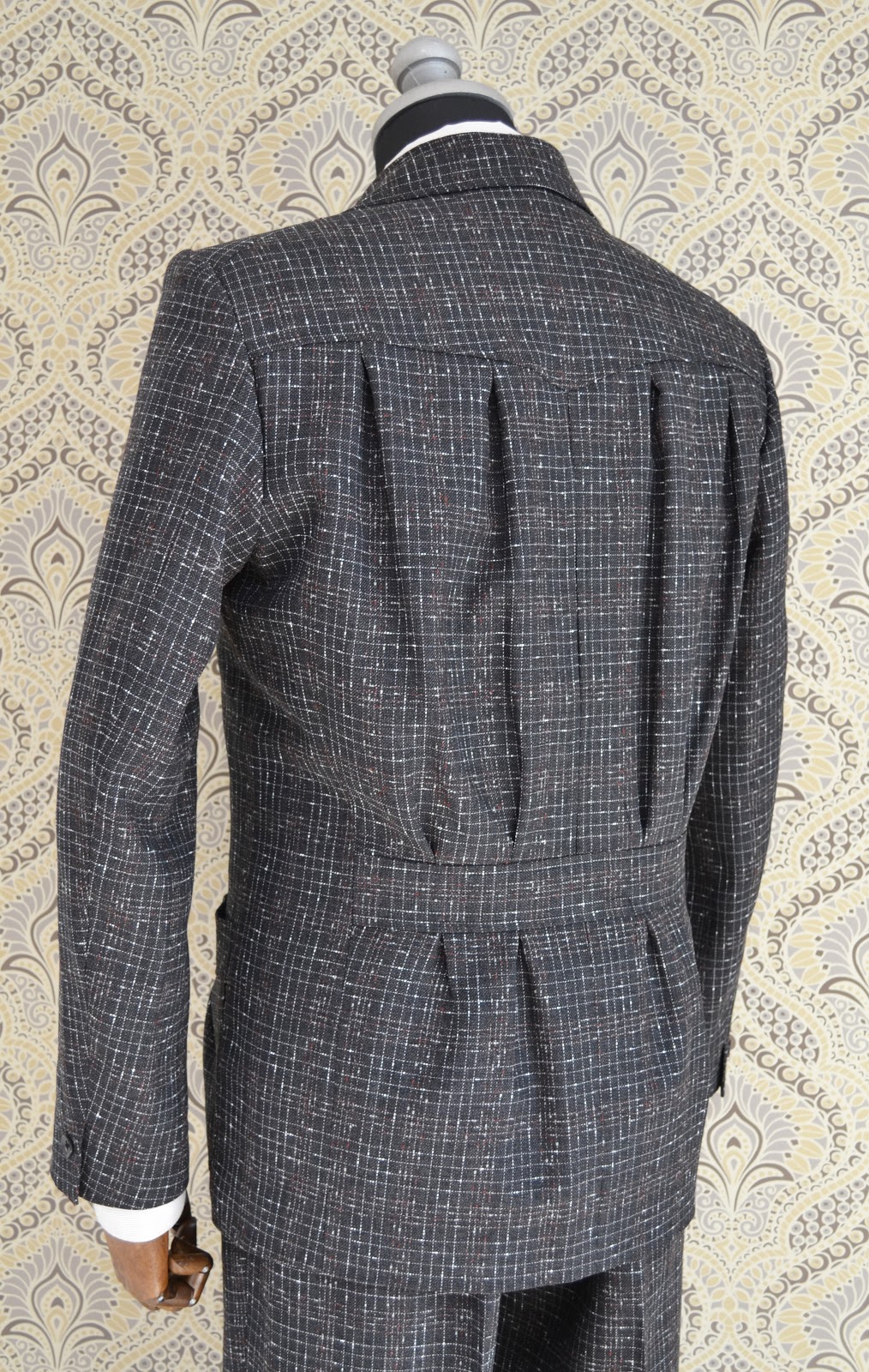 ADJUSTABLE COSTUME: Now accepting applications~3B Pinchback Style 3P-Suit