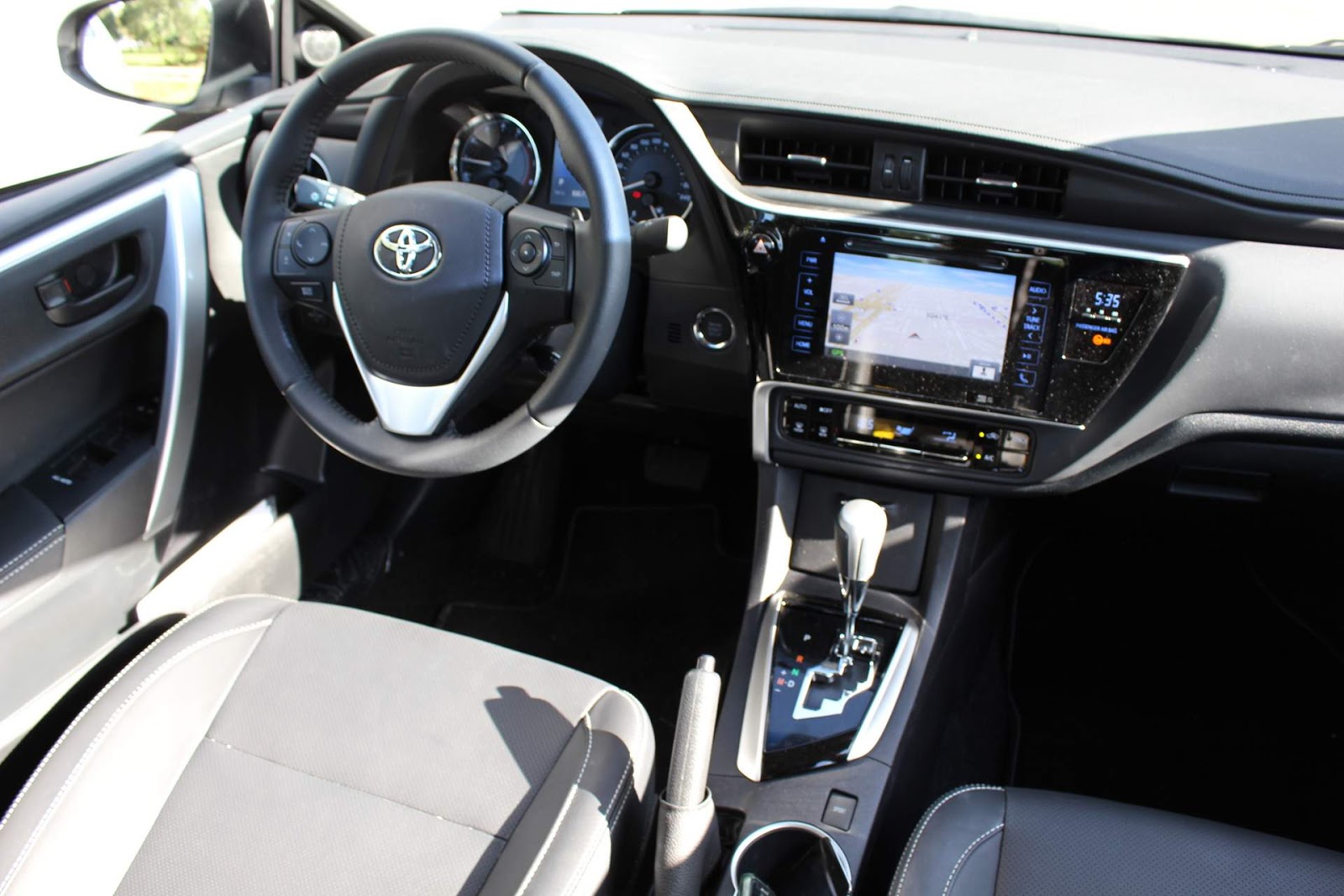 Toyota Corolla 2019 x VW Golf Highline: comparativo - vídeo