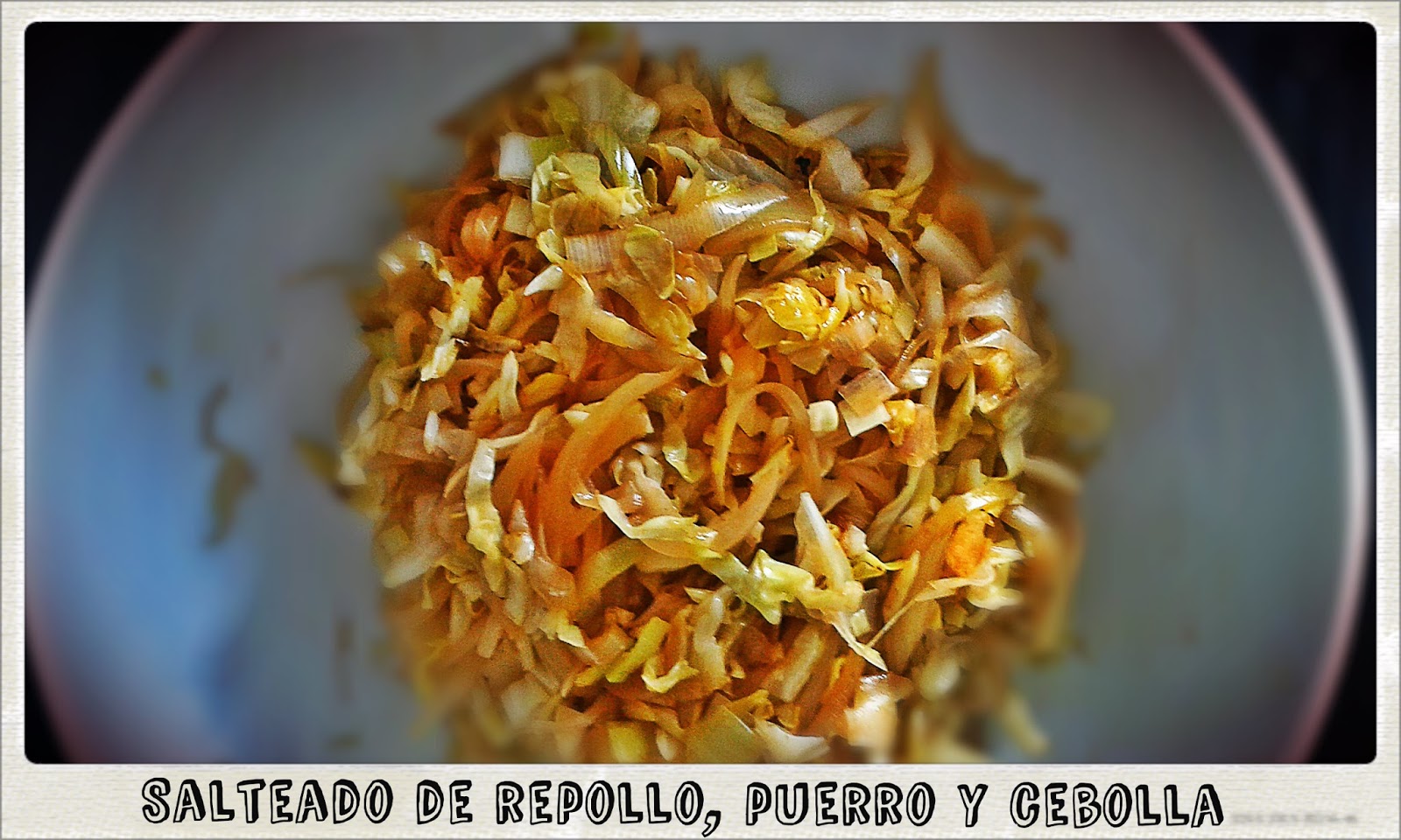 Chefs lunáticas: Salteado de repollo, puerro, y cebolla