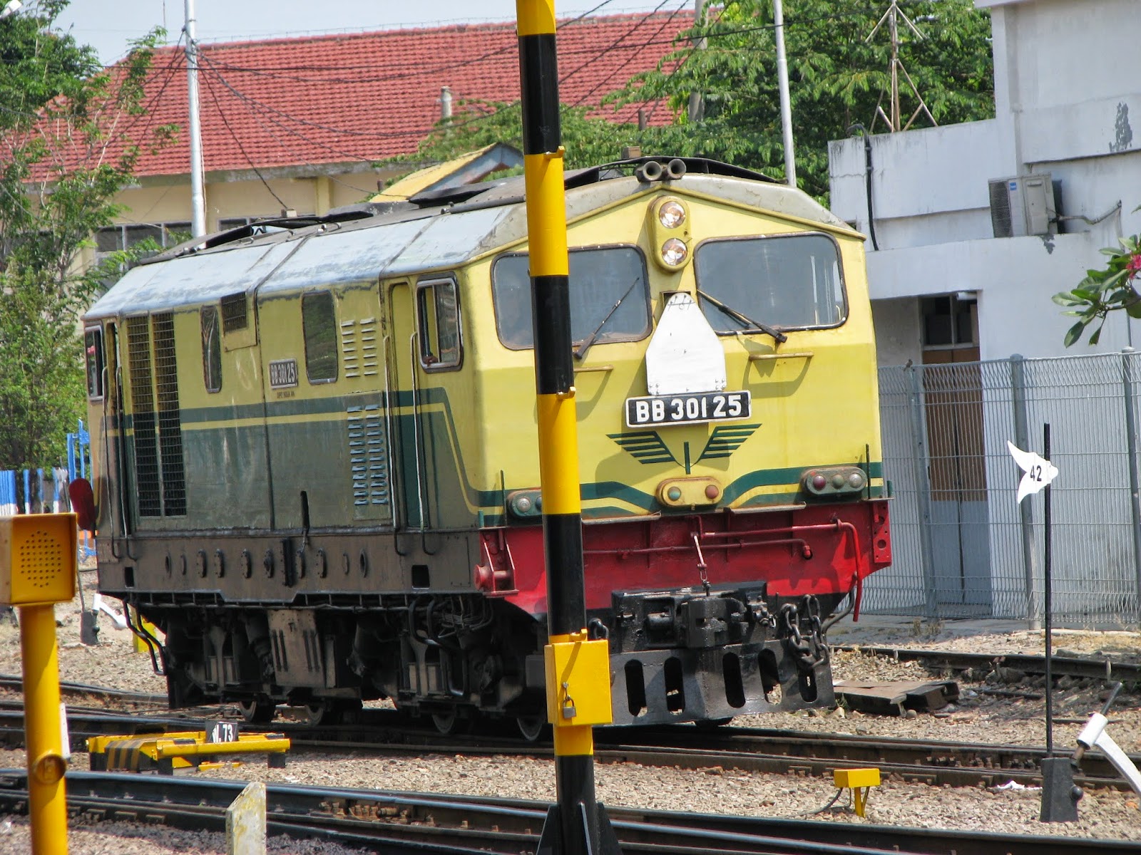 Kereta Api Indonesia: Bertemu Dengan Lokomotif BB301 di Stasiun Madiun