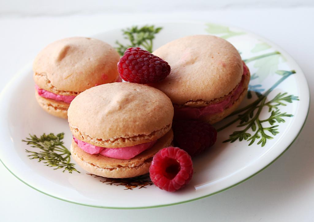 Feeding Prince Charming: French Raspberry Cream Macarons