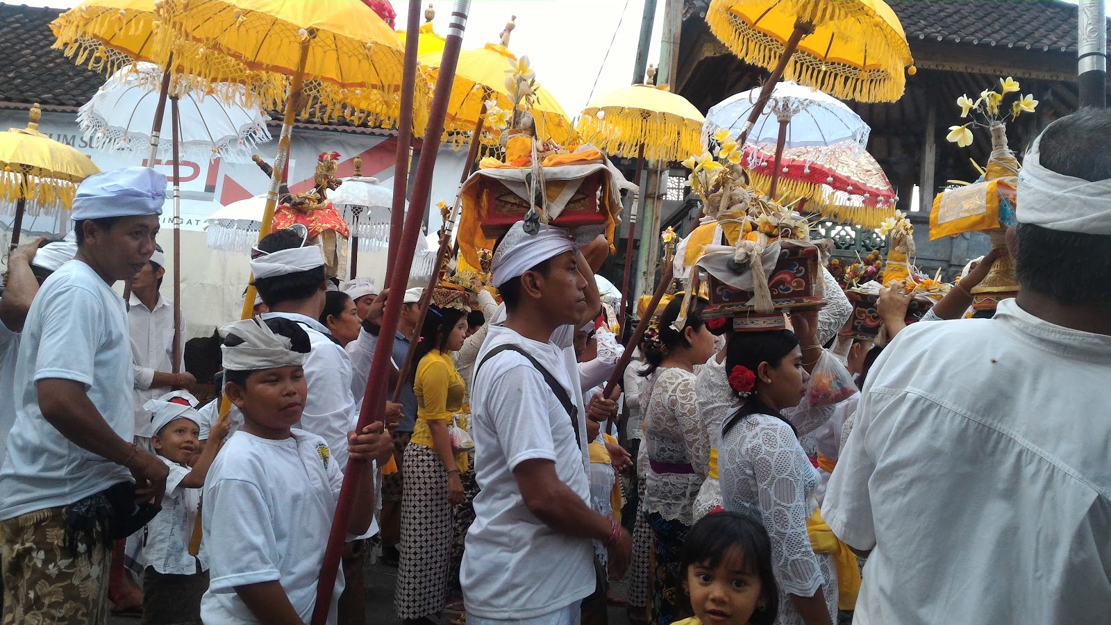 HINDU DI BALI: Banten sebagai simbul Upacara dalam Agama Hindu