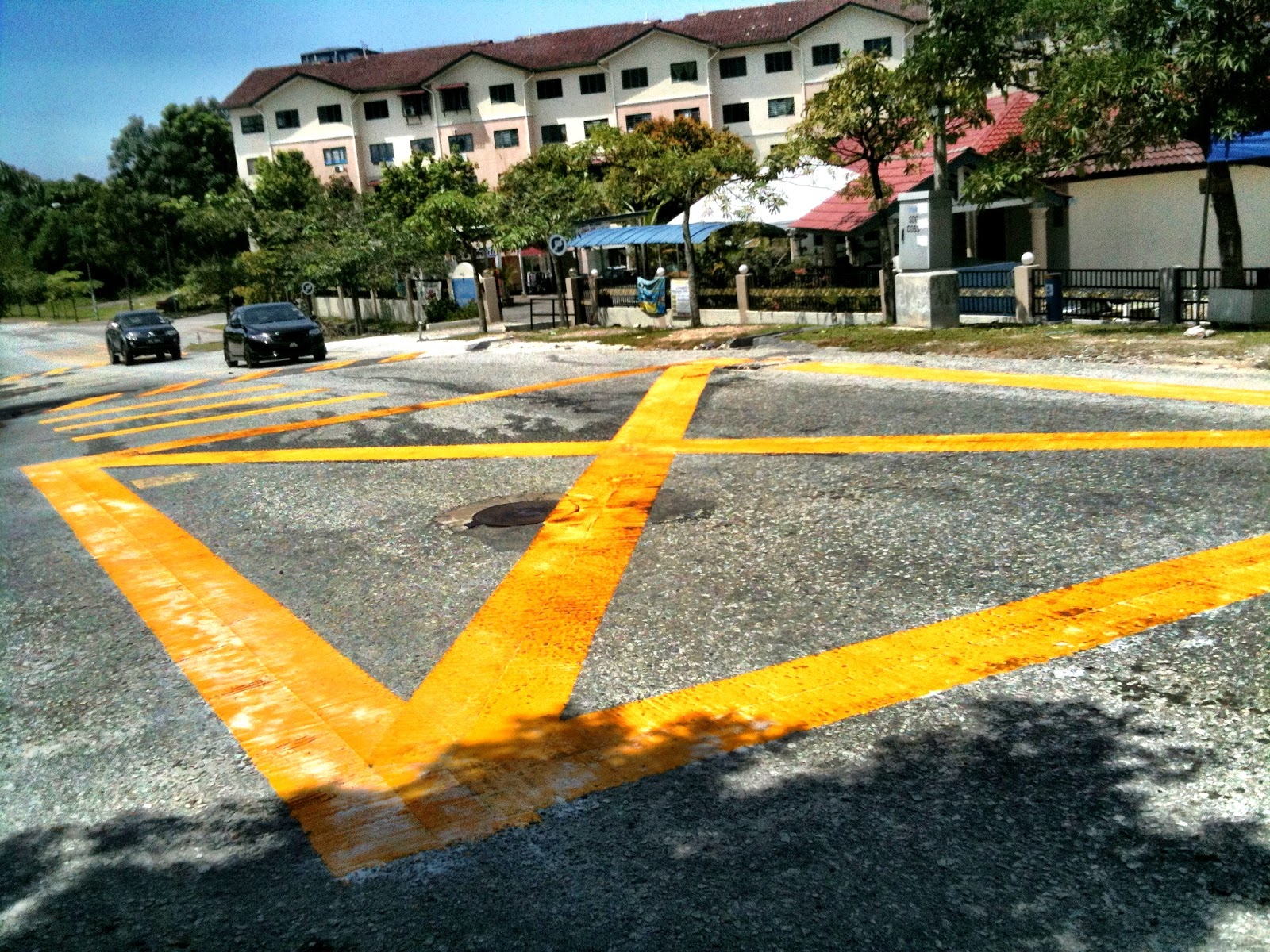 Pusat Bandar Putra Permai Jalan BPP 4: Garisan kuning dan bonggol jalan