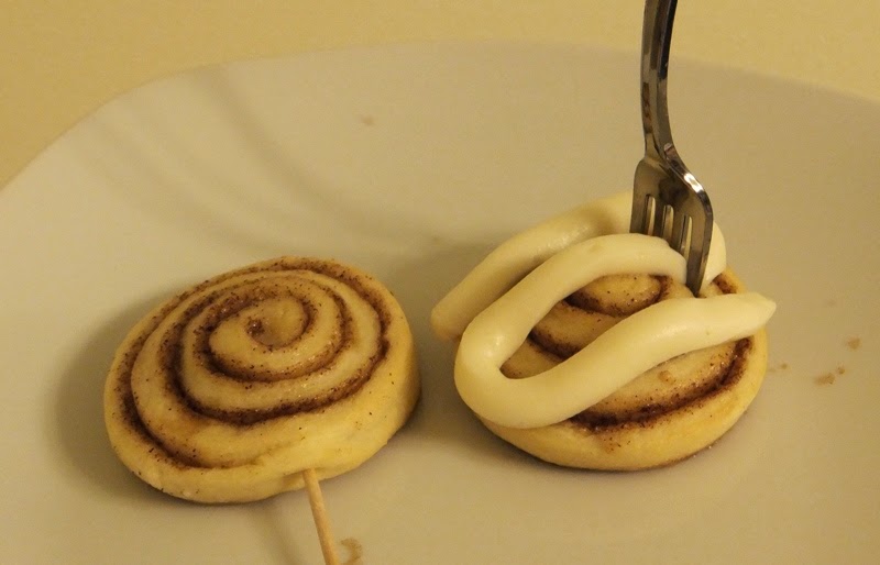 Om Nom Moni: Make - Mini Cinnabuns