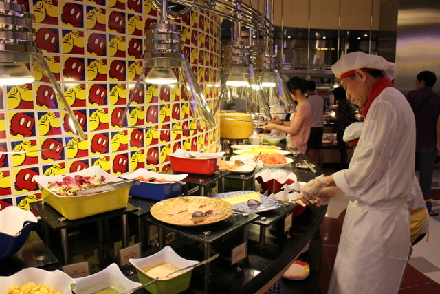 Dining at Hong Kong Disneyland - Disney Dim Sum, Character Dining ...