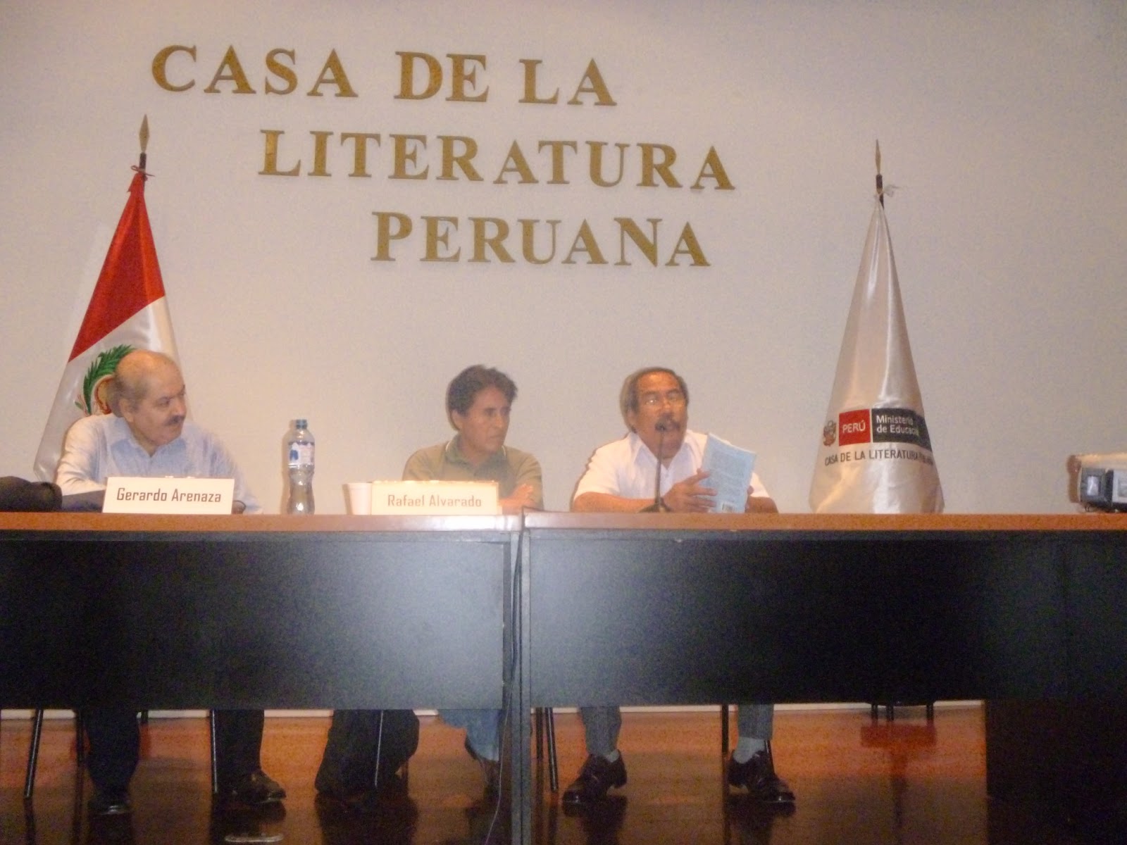 EL ÁGUILA: JULIO APONTE Y LA LECTURA DE SUS POEMAS