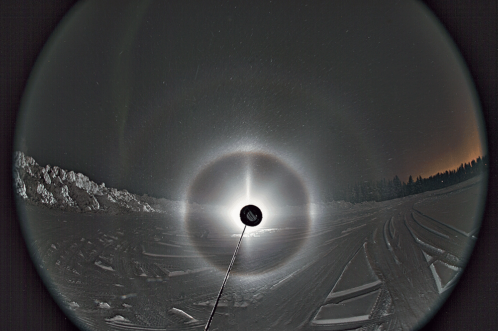 The Halo Vault: Halos from oriented pyramids in the spotlight beam