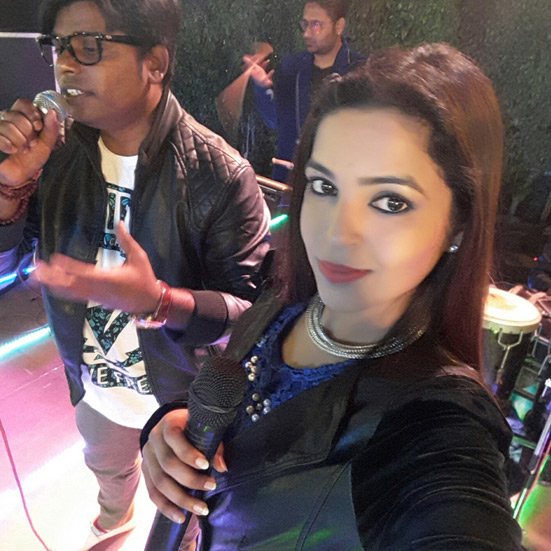 Female Singer in Delhi