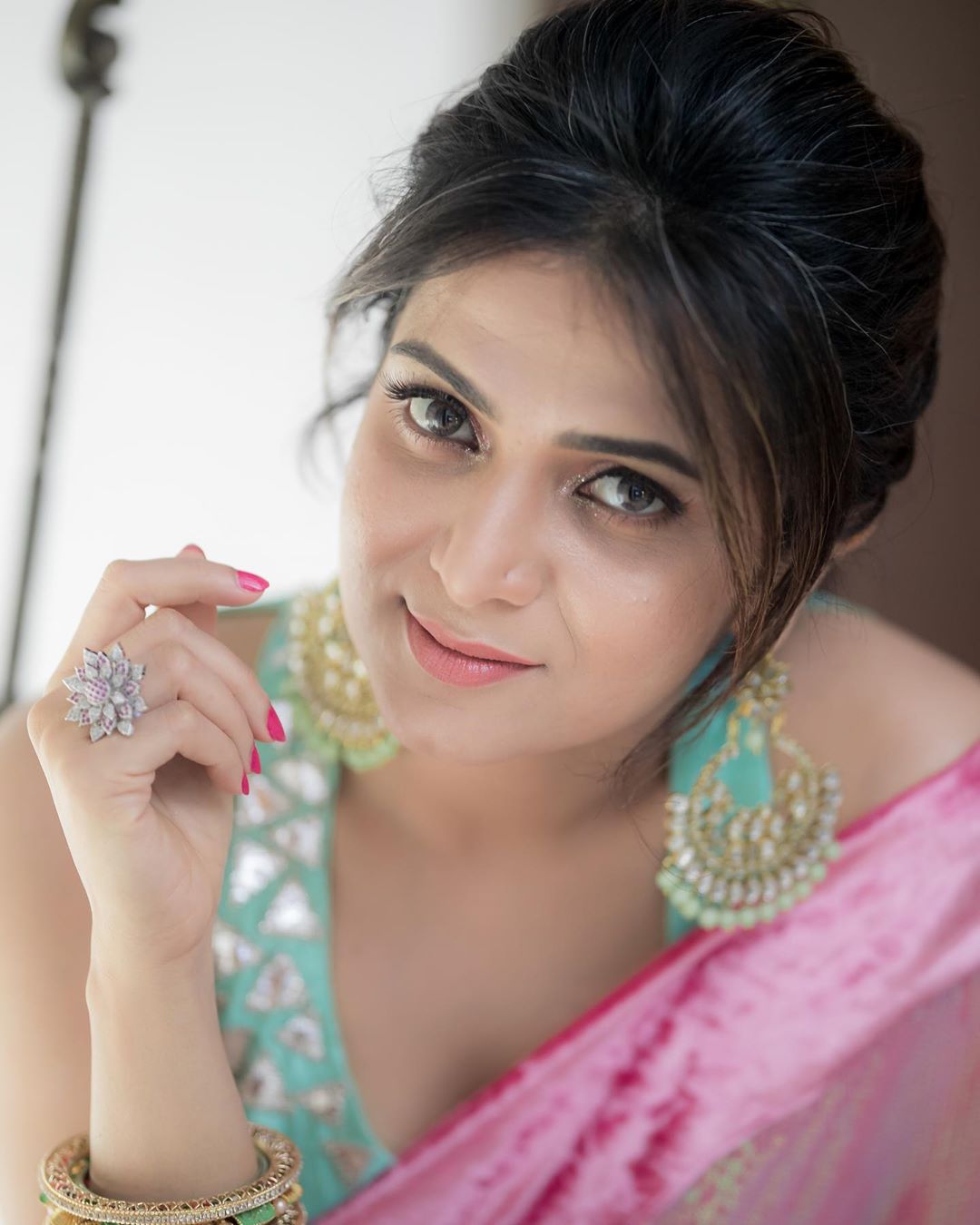 Anchor DD Divyadarshini Glam Pink Saree Photoshoot