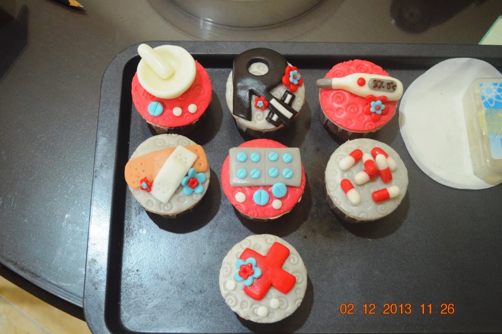 art, cakes & me: pharmacy/medicine themed fondant cupcakes