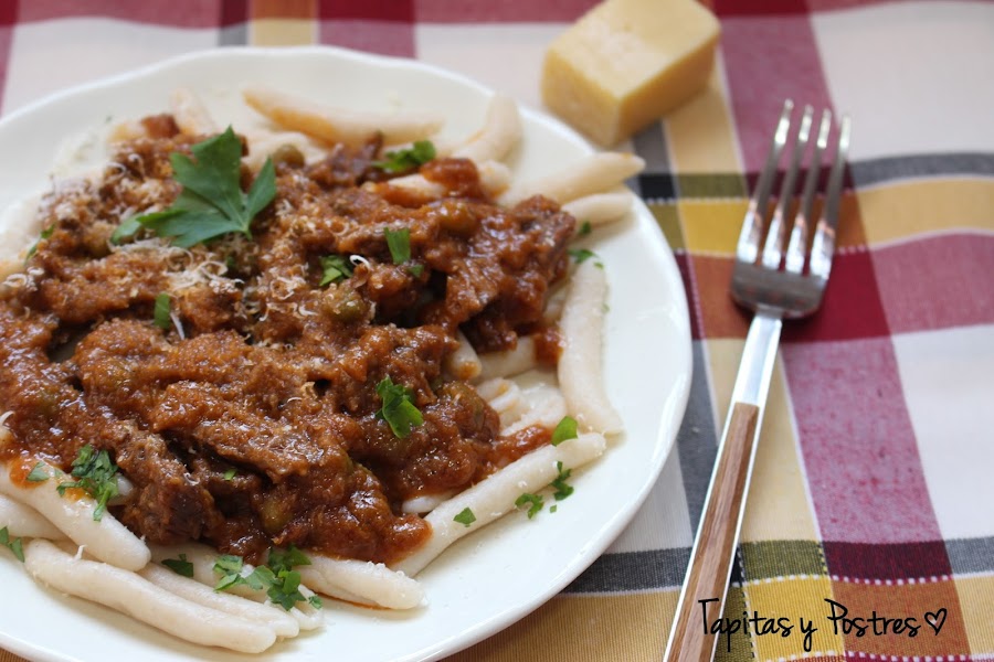 Pasta al horno con ragú y guisantes | Cocina