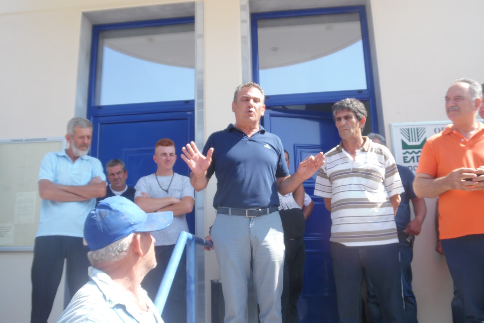Στο υποκαταστημα του ΕΛΓΑ Ημαθιας-Πελλας στην Βεροια διαμαρτυρηθηκαν ...