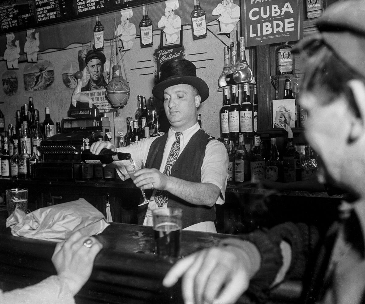 25 Amazing Photographs Documented Everyday Life at the "Alcoholic Haven ...