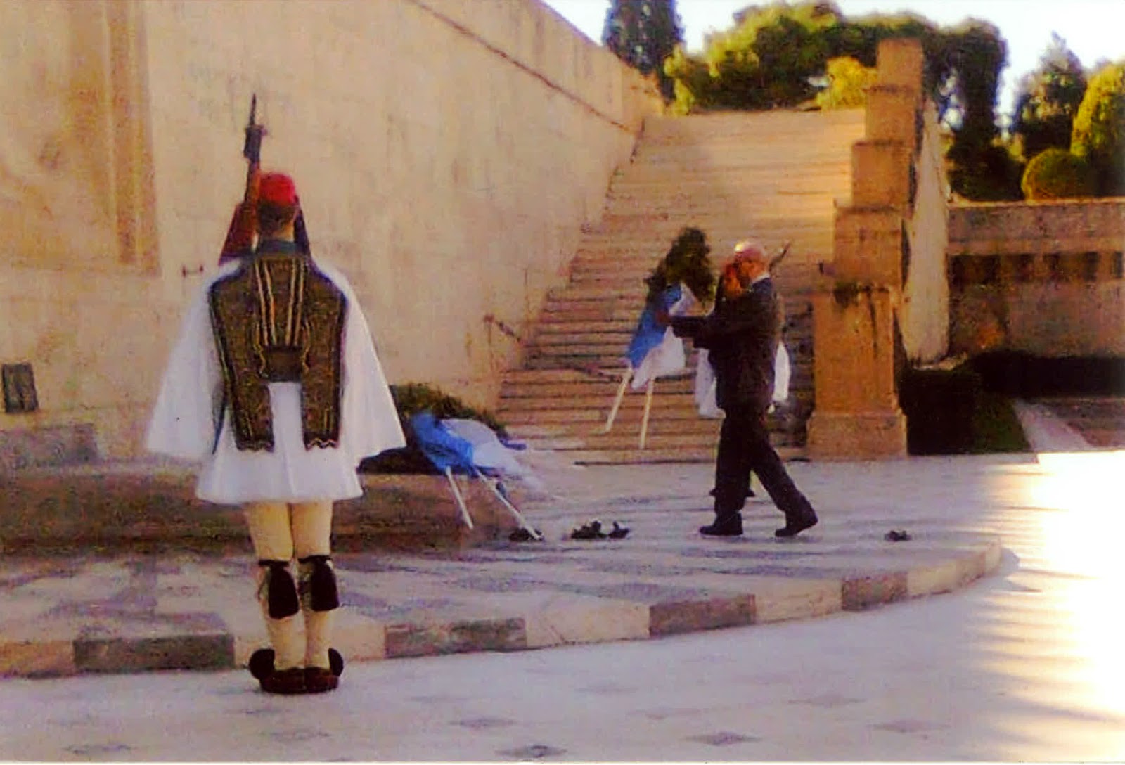 ΘΑΛΗΣ ΜΥΛΩΝΑΣ: ΚΑΤΑΘΕΣΗ ΣΤΕΦΑΝΟΥ ΑΠΟ ΤΟΝ ΘΑΛΗ ΜΥΛΩΝΑ ΣΤΟΝ ΑΓΝΩΣΤΟ ...