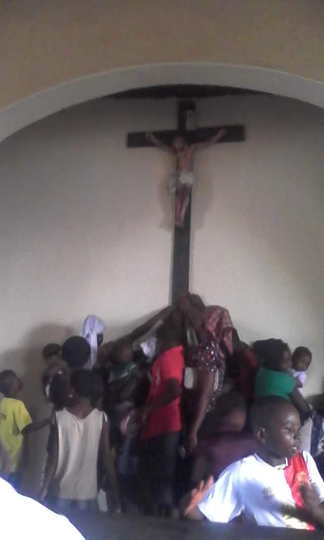 Shocking.! Image Of Jesus Bleeding On The Cross Appears On Catholic ...