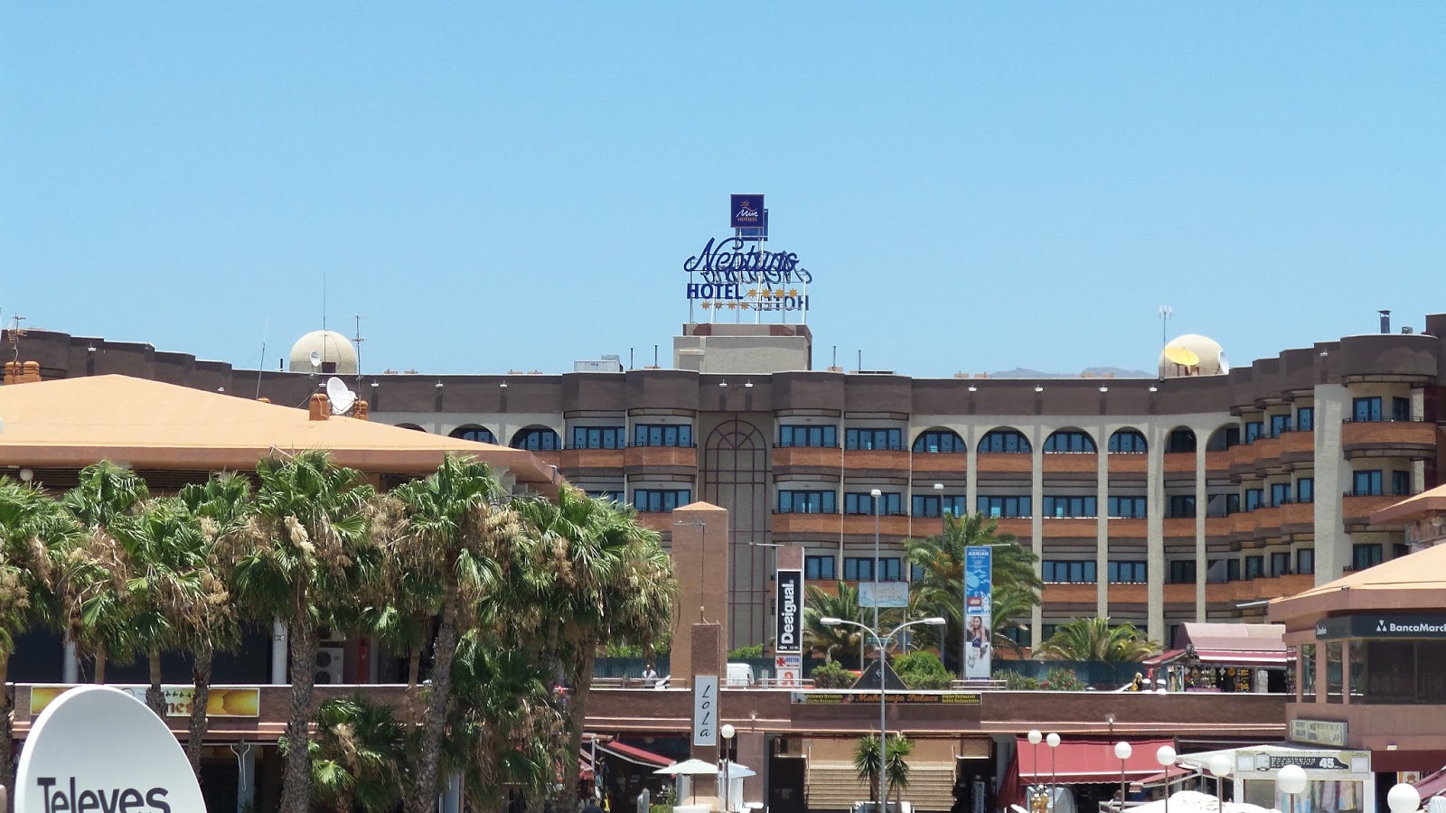 sowie weitere Bars wie die das Mykonos, die bis in die frühen ...