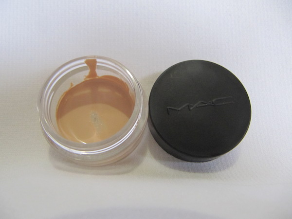 Making Up My Mind About Makeup: Sample: M.A.C Studio Fix Fluid in NW 10
