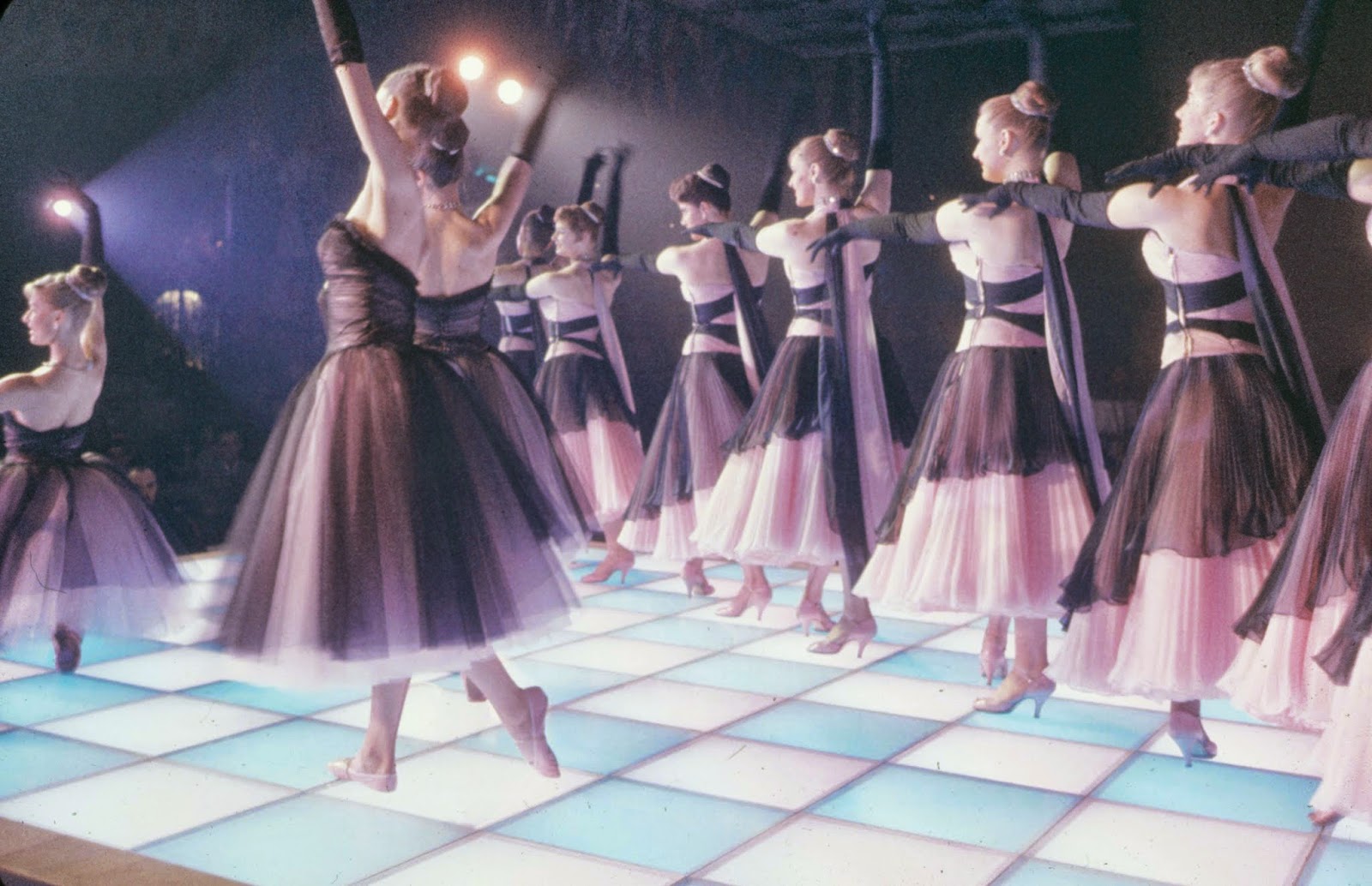 Amazing Color Photos of Cabaret Dancers at the Moulin Rouge in the late ...