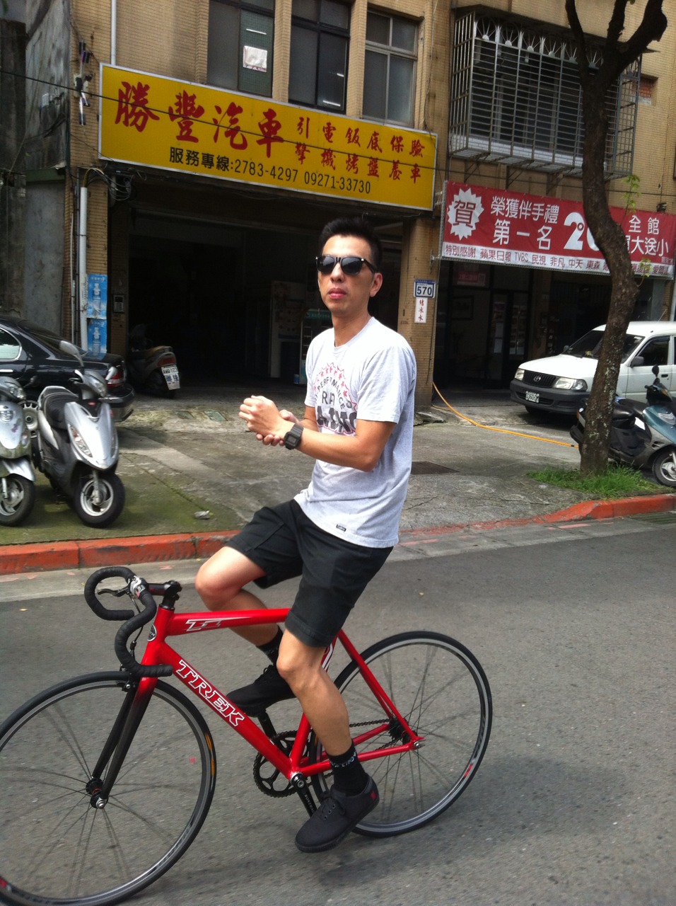 FIXED GEAR GIRL TAIWAN: FGGT team ride Taipei to Keelun